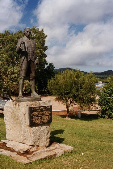 1996-Cape York Peninsula/21-Statue of Captain Cook in Cooktown
