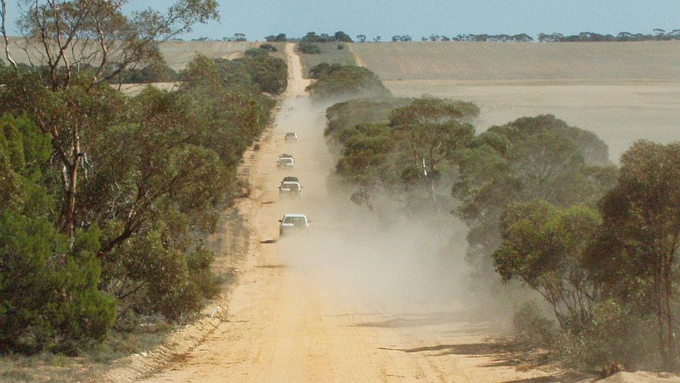 Wyperfeld-2007/32-Convoy heads down the Vic-SA Border Track